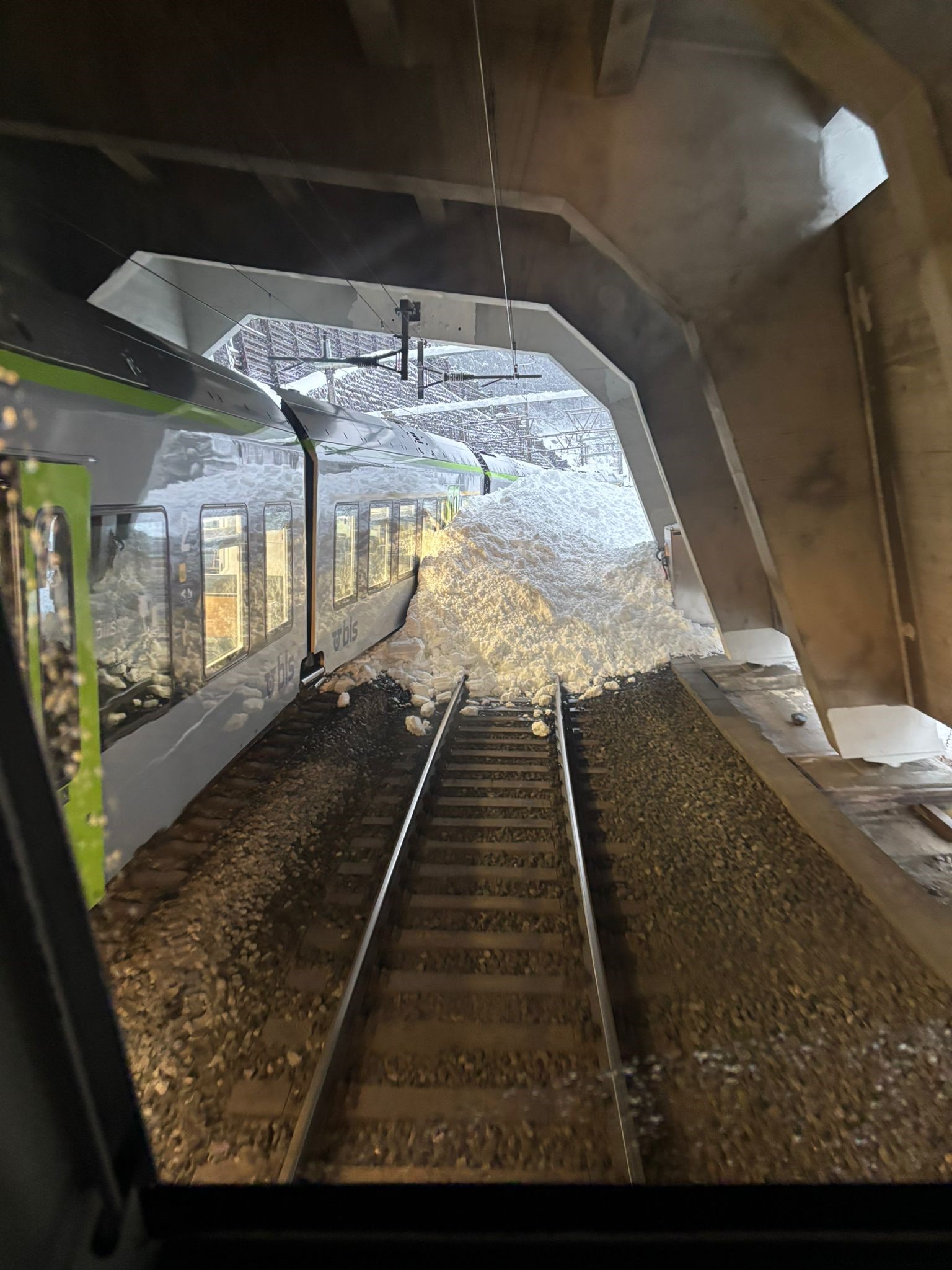 BLS-Zug fährt bei Goppenstein in eine Lawine: Wann geht die Bahnstrecke ...