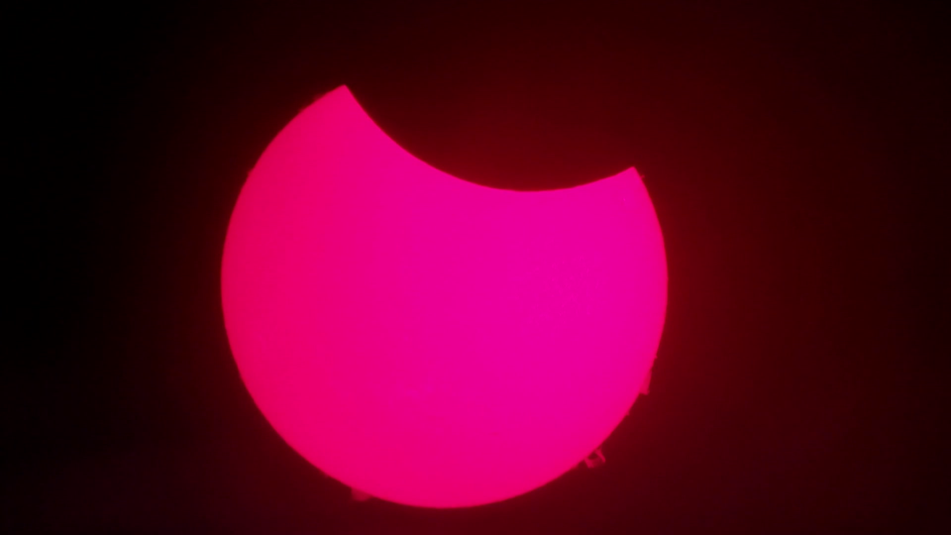 Une éclipse partielle qui remet en lumière l’observation du soleil / Canal9