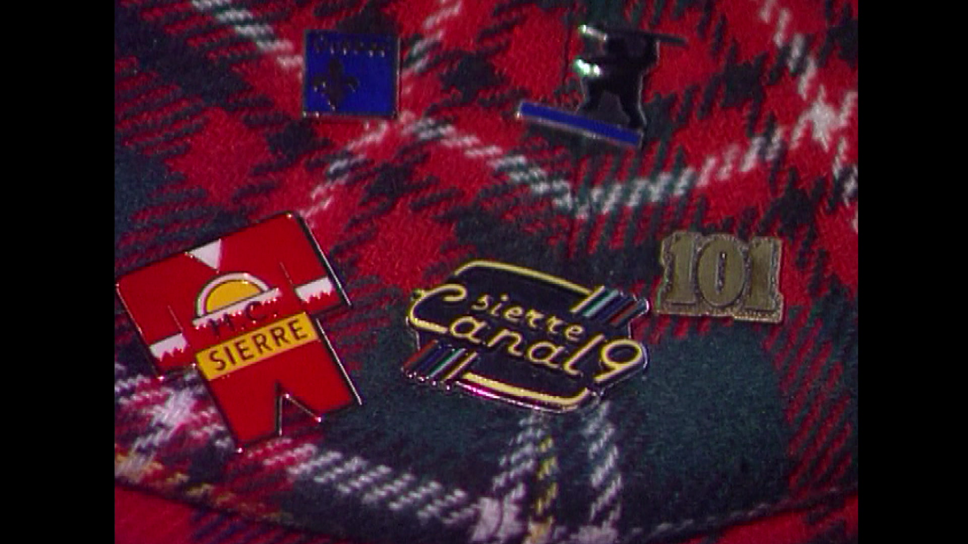 Archives: retour en 1992, où la tendance était aux pin’s en Valais ...
