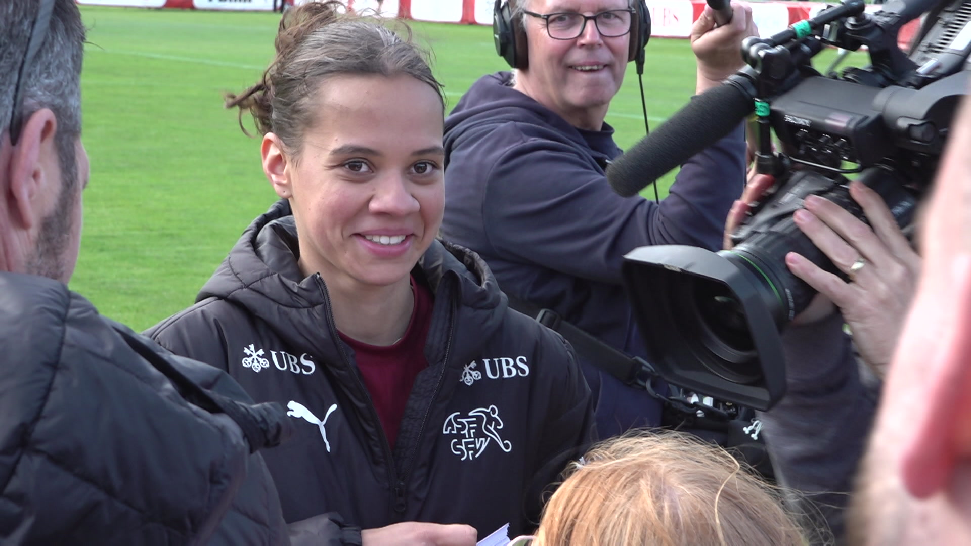 Les filles de la Nati prennent un bain de foule à Saillon / Canal9