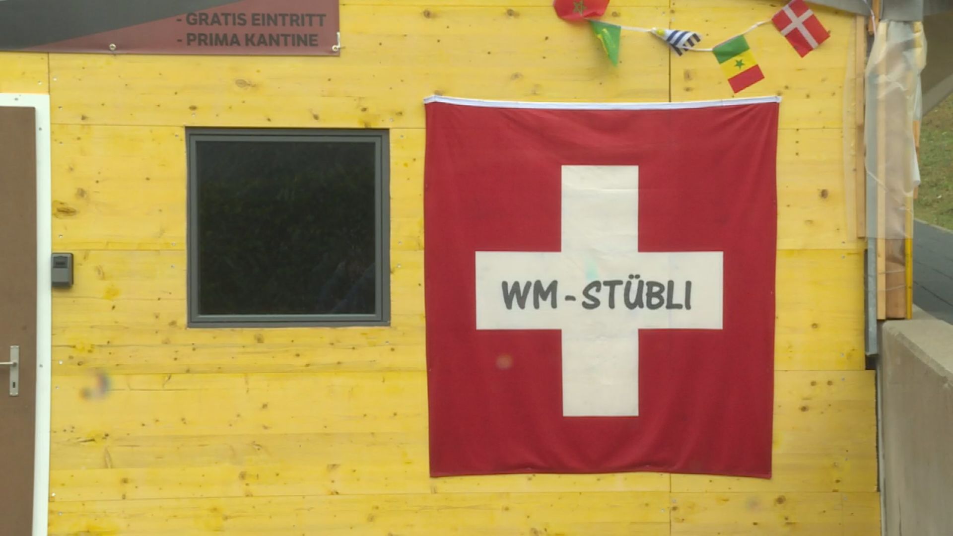 WM-Stübli in Birgisch: Drei Frauen der Konsumgenossenschaft sind im Fussball-Fieber und bieten ...