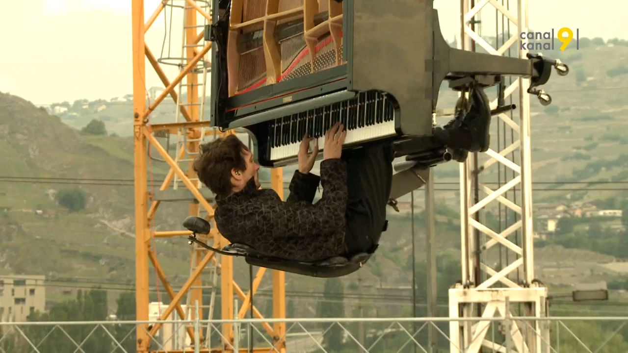 Alain Roche en concert… suspendu avec son piano 60 mètres au-dessus du ...